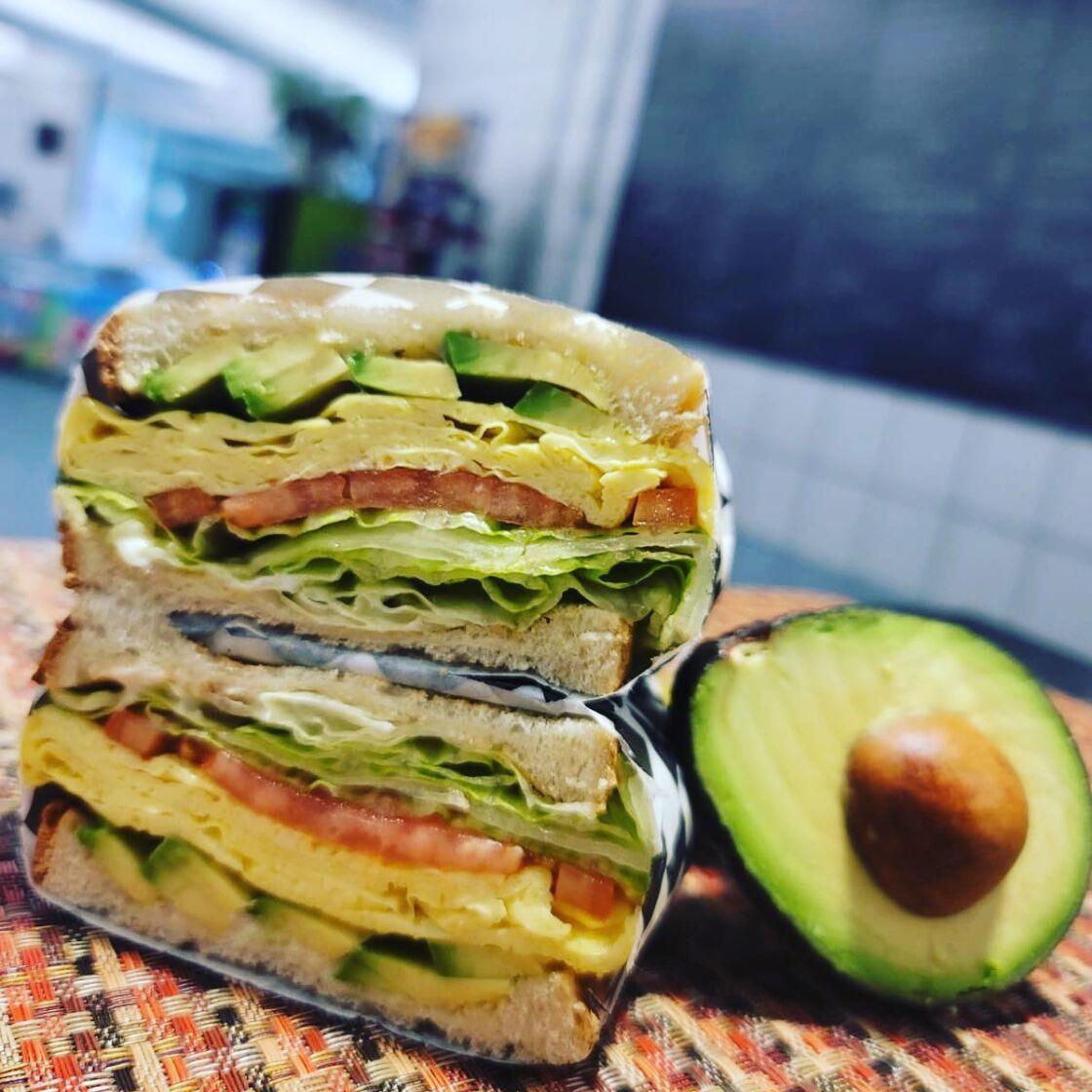 Avocado Egg Delight: A Crispy Toast Sensation!